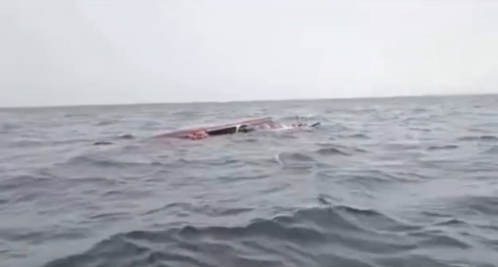 Kapal Wisata di Tapteng Tujuan Pulau Kalimantung Terbalik Diterjang Ombak, 3 Penumpang Tewas ...