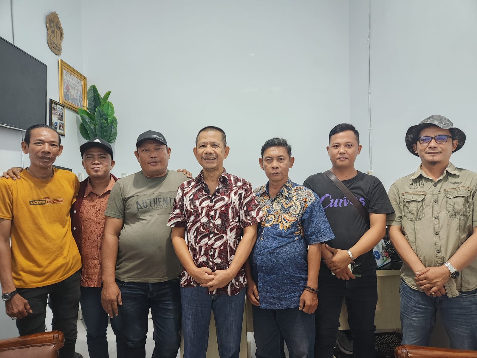 Tebar Kebaikan di “Jumat Barokah”, Ketua Pewarta Berbagi Sembako dengan ...