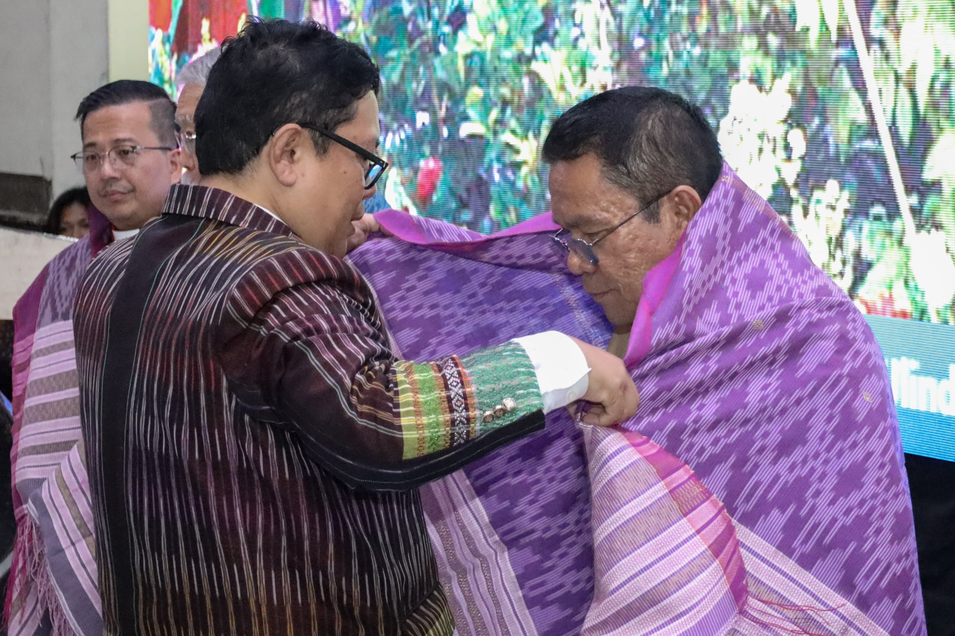 Ephorus GKPS Sematkan Hiou kepada Wesly di Pembukaan Sidang Sinode ...